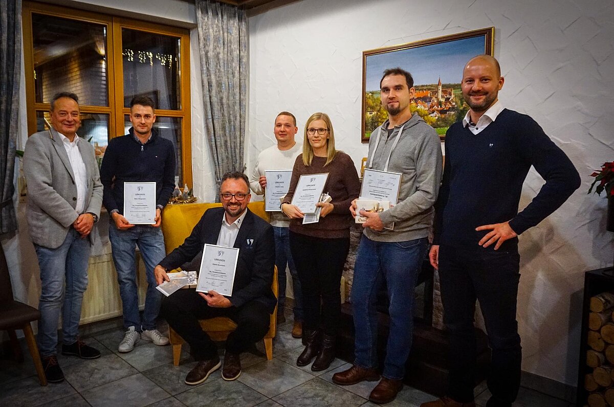 Ehrung der Jubilare im Glanz der Weihnachtsfeier: Eine Feier voller Emotionen und Begeisterung ...